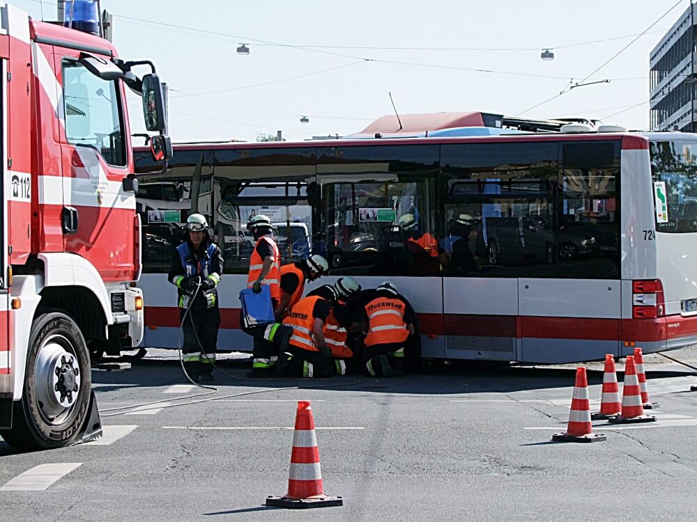 Verkehrsunfall: Tram kollidiert mit Linienbus - feuerwehr-ub.de