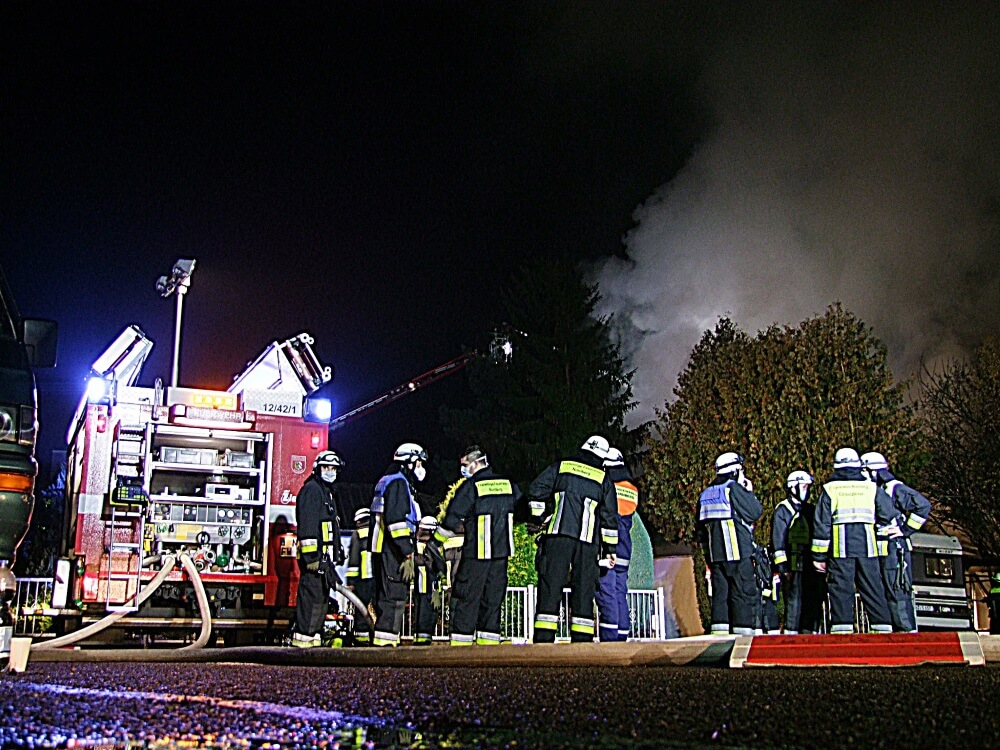 Wohnhaus durch Vollbrand zerstört - feuerwehr-ub.de